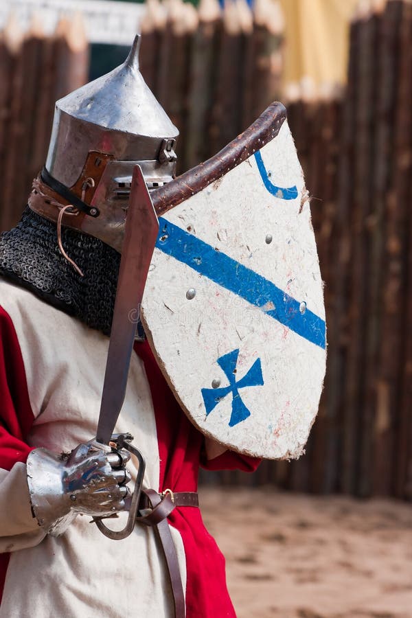 Ridder in Pantser Met Schild En Zwaard Stock Afbeelding - Image of ...