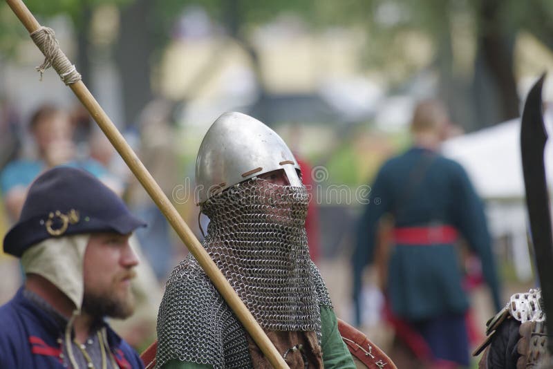Ridder in Staalpantser Met Een in Hand Zwaard En Schild Redactionele ...