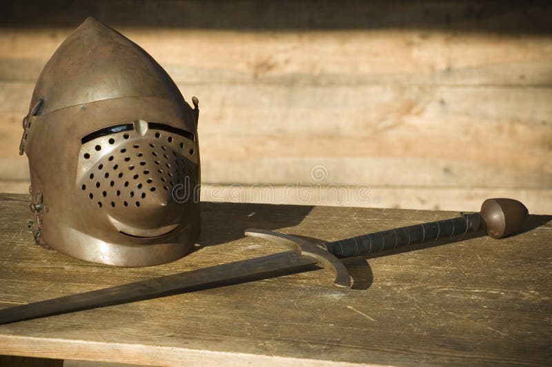 De Ridder` S Helm En Het Glanzende Metaal Die Op De Grond Liggen, Het ...