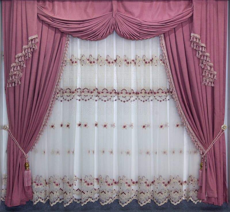 Rideaux De Luxe Dans Un Style Classique Image stock - Image du drapé ...