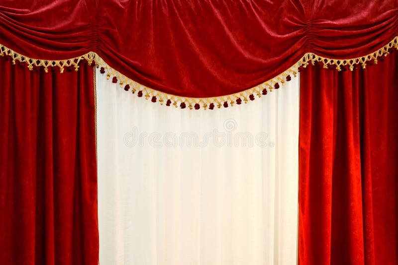 Beau Rideau Blanc Rouge En Velours Sur Le Mur Beige Photo stock - Image ...