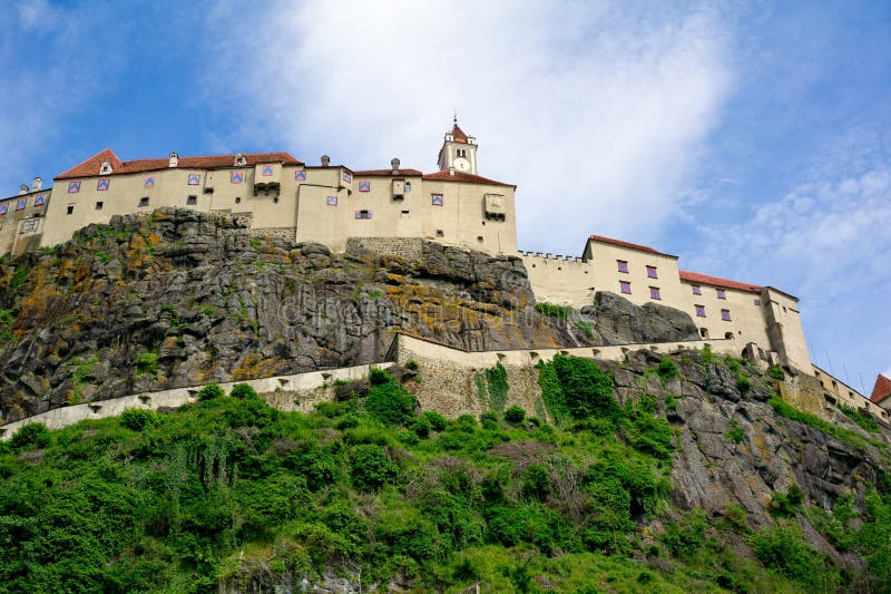 Riegersburg stockfoto. Bild von sommer, wolken, dorf - 15844852