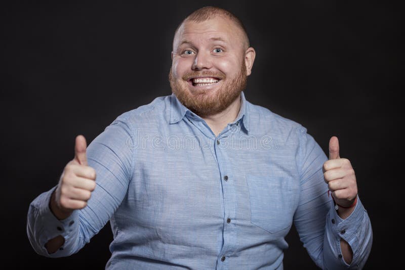 Riendo Gordo Pelirrojo Con Barba Vive Pulgares Hacia Arriba. Fondo ... Riendo Gordo Pelirrojo Con Barba Vive Pulgares Hacia Arriba. Fondo ...