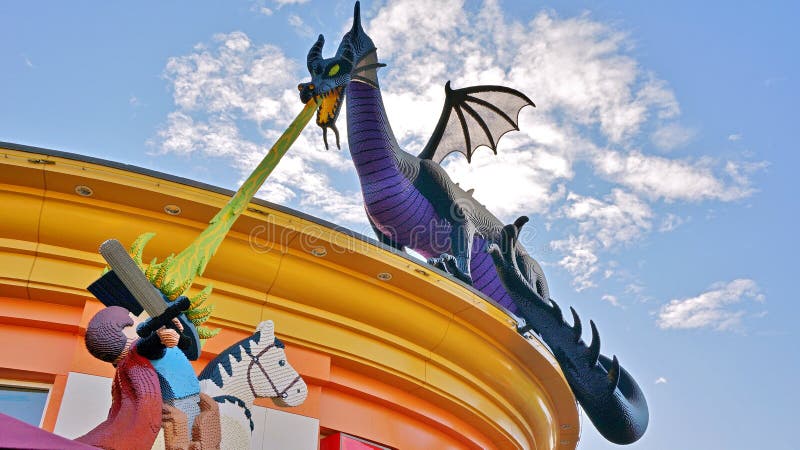 Riese Lego Dragon redaktionelles stockfoto. Bild von walt - 35744568