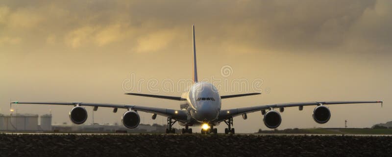 Riesiger Superjet A380 Auf Rollbahn Stockfoto - Bild von riesig ...