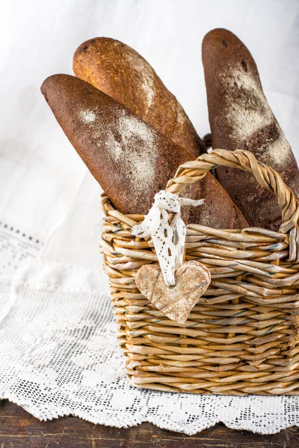 Rieten Mand Met Verschillende Types Van Vers Stock Foto - Image of ...