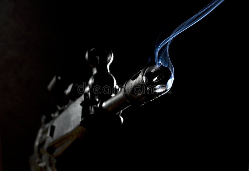 Rifle de asalto que fuma foto de archivo. Imagen de arma - 14551552