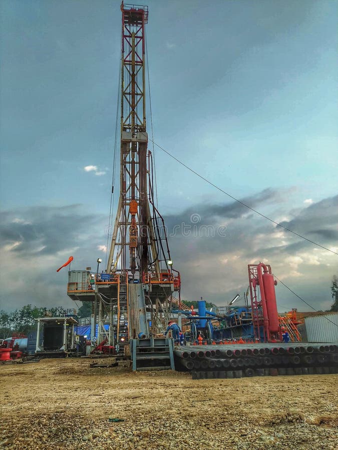 Rig mast and pipe rack editorial photo. Image of landmark - 207713371