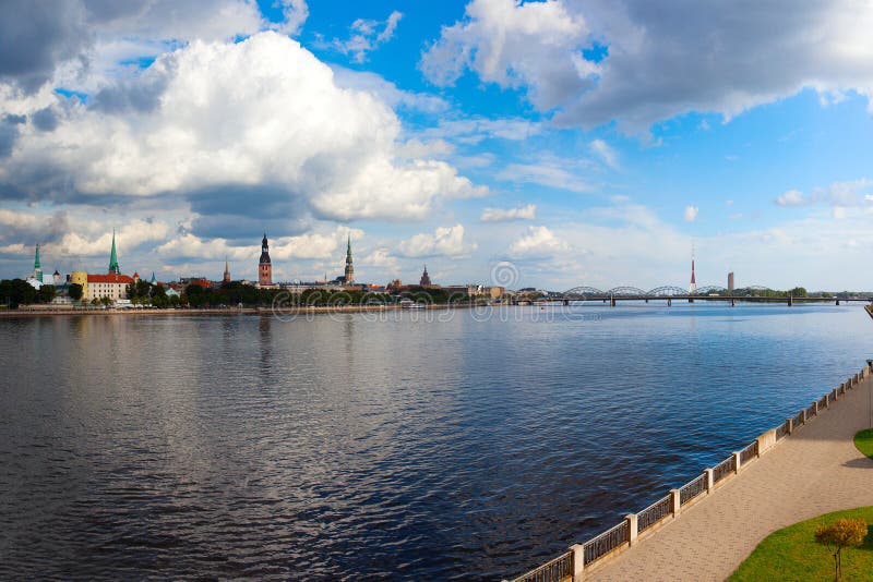 Riga, Capitale De La Lettonie. Image stock - Image du côte, fleuve ...