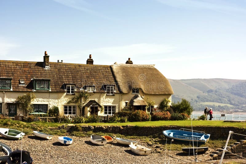 Riga dei cottage dal mare. fotografia stock. Immagine di tetto - 16084936