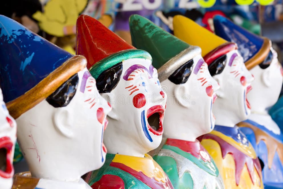 Una fila di clown fotografia stock. Immagine di felice - 2452726