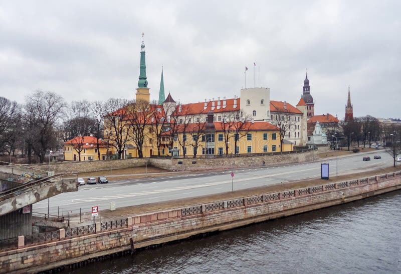 Riga in Letland stock foto. Image of stroom, toren, promenade - 121751736