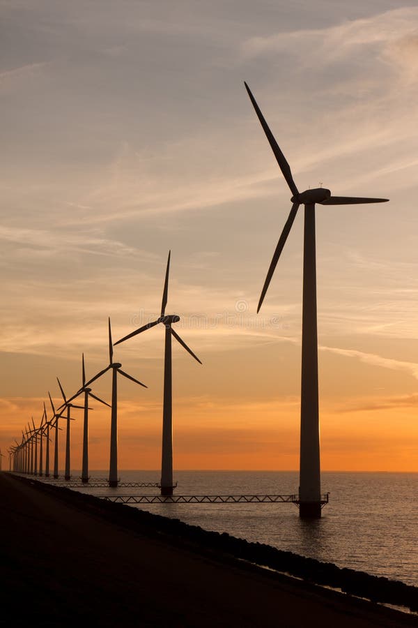 Riga Lunga Dei Windturbines Nel Mare Immagine Stock - Immagine di sole ...