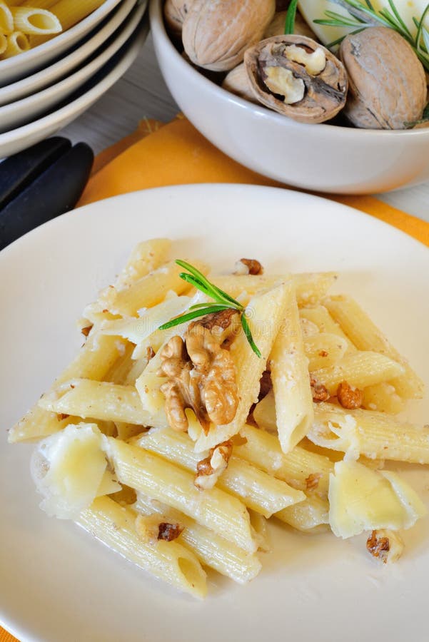 Rigatoni y crema nuts imagen de archivo. Imagen de tradicional - 39801683