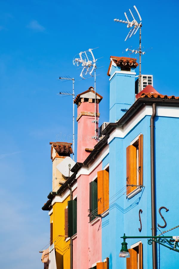 Rij van kleurrijke huizen stock foto. Image of huis, antennes - 29218754