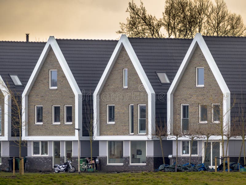 Rij Van Moderne Huizen Bij Zonsondergang Stock Afbeelding - Image of ...