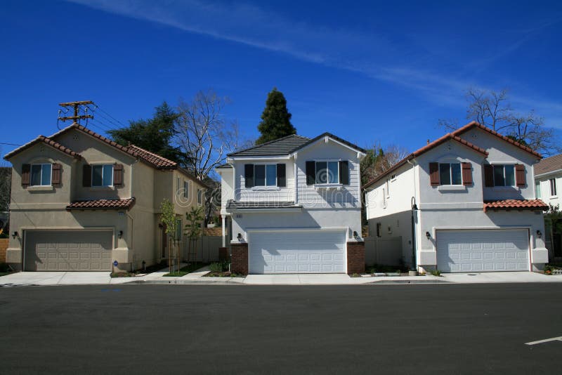 Rij van Nieuwe Huizen stock foto. Image of aandrijving - 4443016