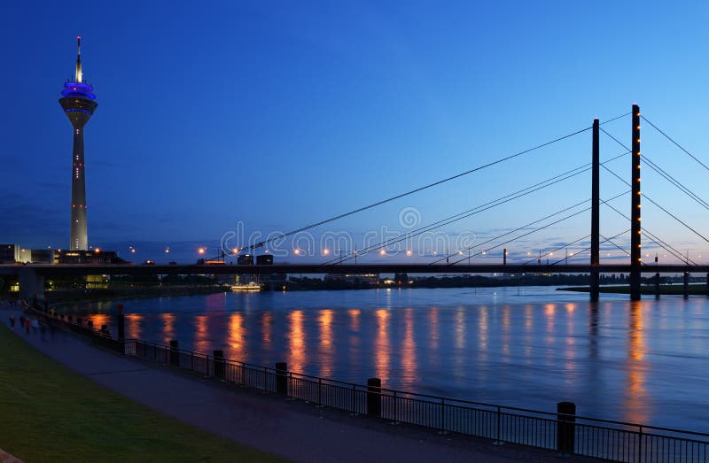 Rijn-rivier in Dusseldorf, Duitsland Stock Afbeelding - Image of toneel ...