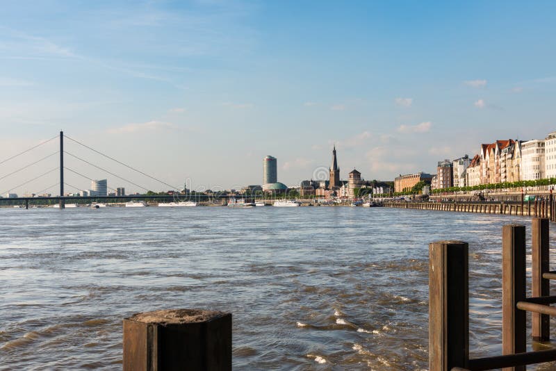 Brug Over De Rijn-Rivier In Dusseldorf, Duitsland Redactionele Stock ...
