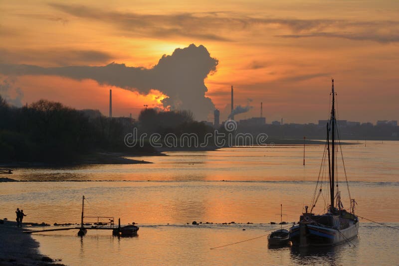Rijn-Rivier, Het Rijnland, Duitsland Stock Afbeelding - Image of paling ...