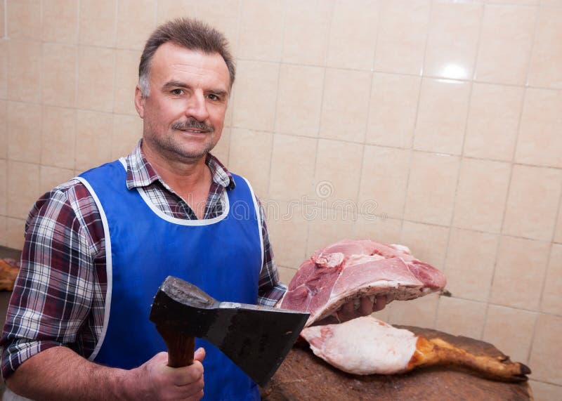 Glimlachende Slager Holding Meat Stock Afbeelding - Image of beroep ...