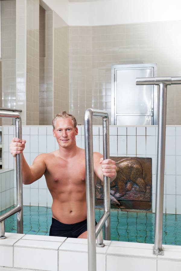 Rijpe Mens Die Uit De Pool Stapt Stock Foto - Image of mensen, welzijn ...