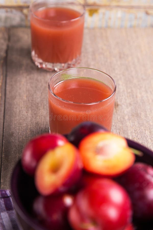 Rijpe natte pruimen stock foto. Image of achtergrond - 78719388