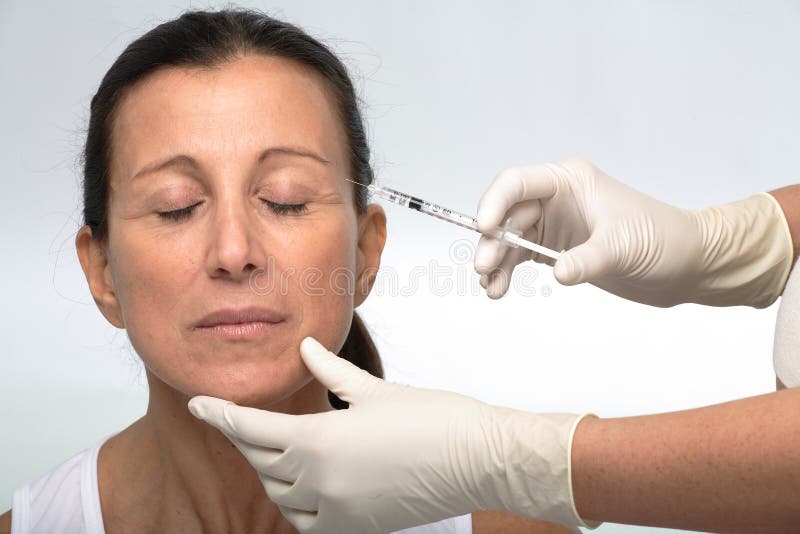 Rijpe vrouw BOTOX® stock foto. Image of handschoen, geneesmiddel - 8247626