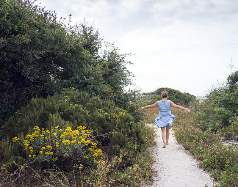 Rijpe Vrouw Het Lopen Weg Aan Het Strand Stock Afbeelding - Image of ...