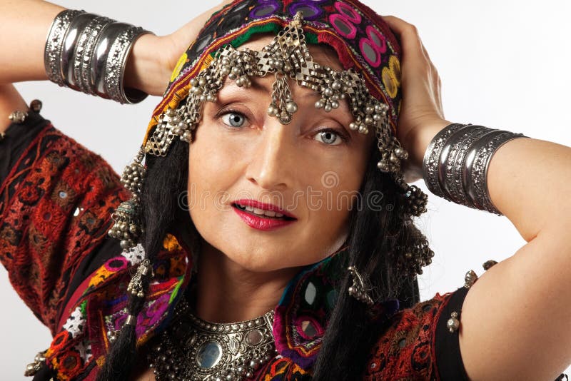 Rijpe Vrouw In Traditioneel Indisch Kostuum Stock Afbeelding ...