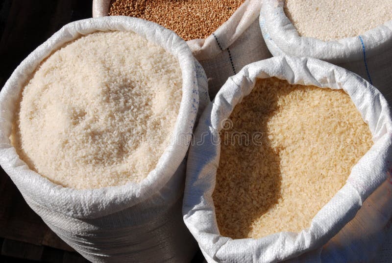 Witte rijst in zak stock afbeelding. Image of verkoop - 4331925