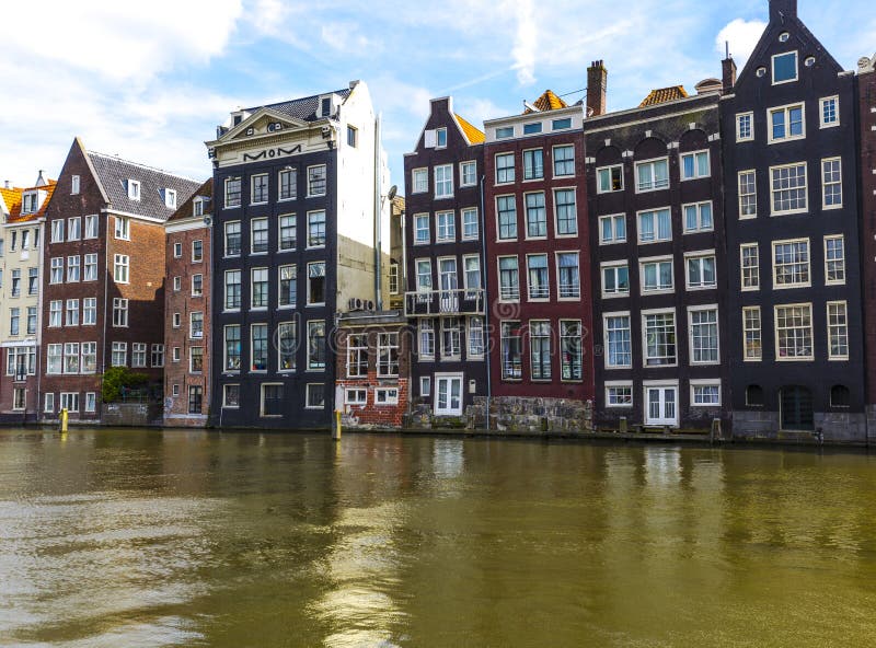 Rijtjeshuizen Op Het Water in Amsterdam Stock Foto - Image of kanaal ...