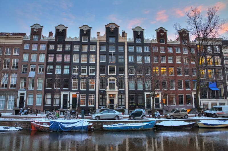 Rijtjeshuizen Amsterdam stock foto. Image of herenhuis - 30834816