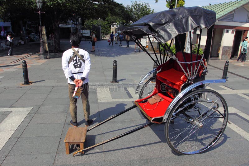 Japan: Rikschaservice Mit Touristen Bei Asakusa Redaktionelles Foto ...