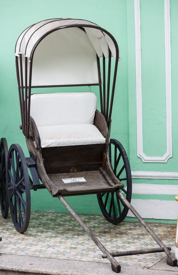 Chinesische Rikscha Auf Anzeige Vor Dem Gebäude Stockbild - Bild von ...