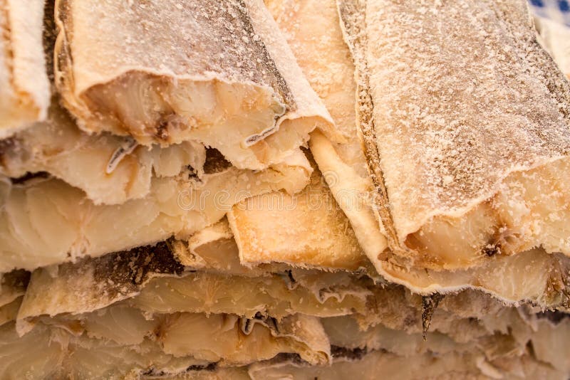 Saltad Torkad Roakfisk På ölglas På Mörka Bord Fotografering för ...