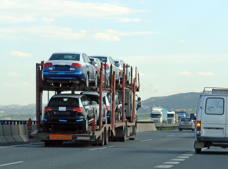 Rimorchio Con Le Nuove Automobili Immagine Stock - Immagine di ...