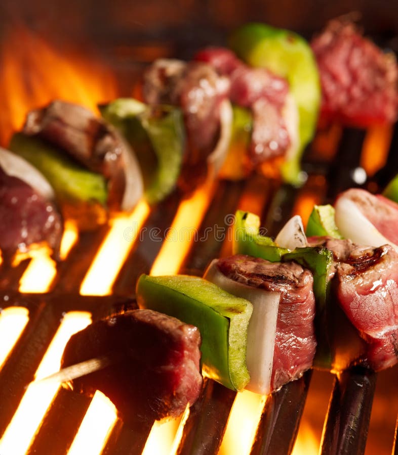 Rinderschaschlik Auf Dem Grill Stockfoto - Bild von rasterfeld ...