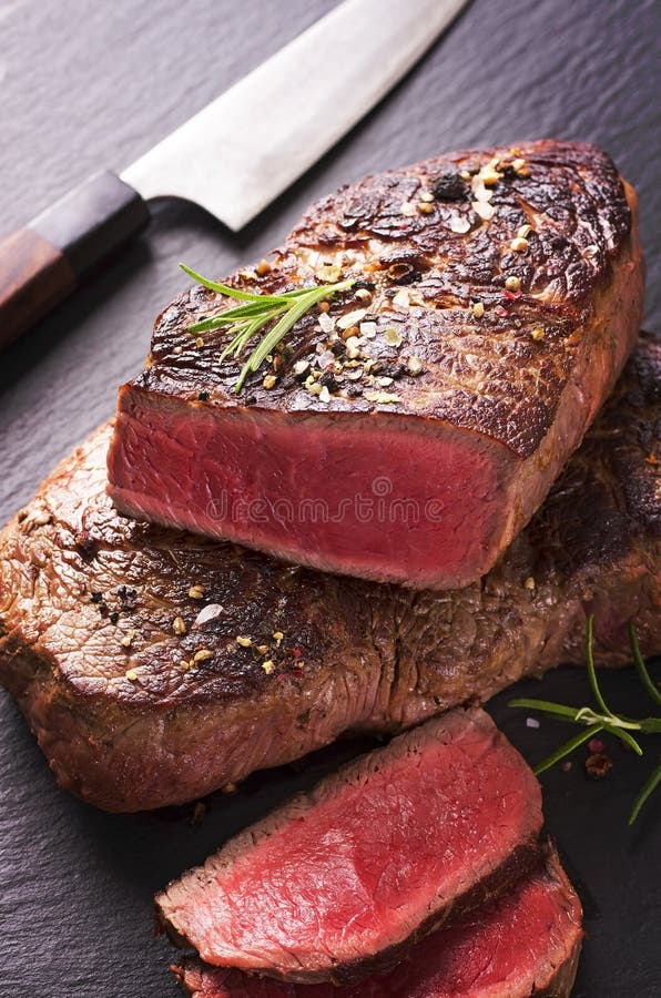 Rindfleisch-Steaks Auf Schwarzem Schiefer Stockbild - Bild von schiefer ...