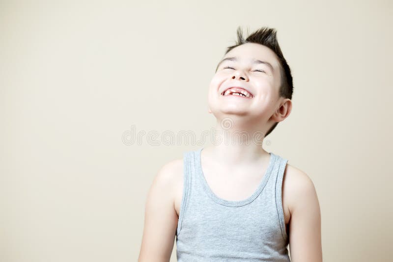 Rindo Para Fora O Menino Alto Imagem de Stock - Imagem de humano ...