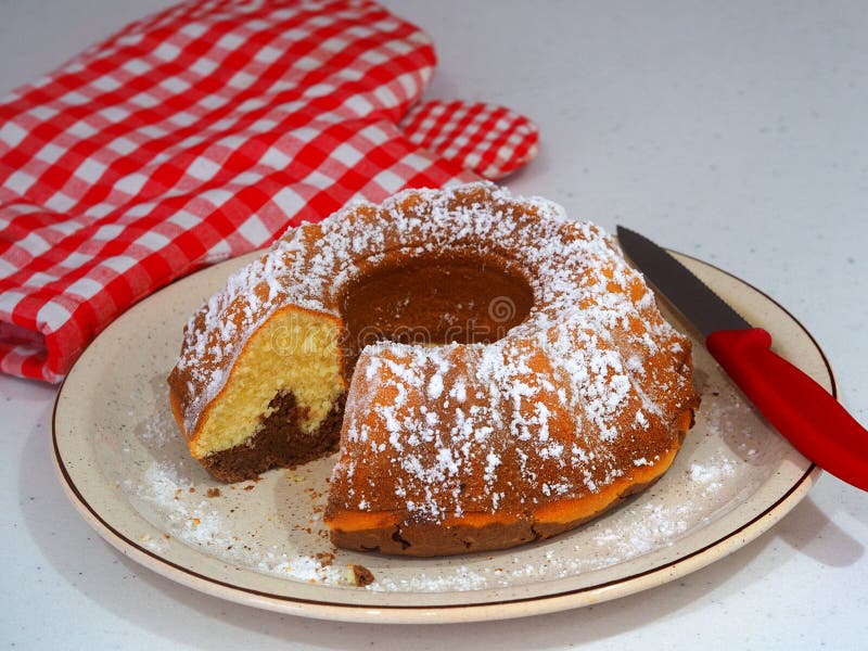 Ring Cake photo stock. Image du plaque, sain, checkered - 75863876