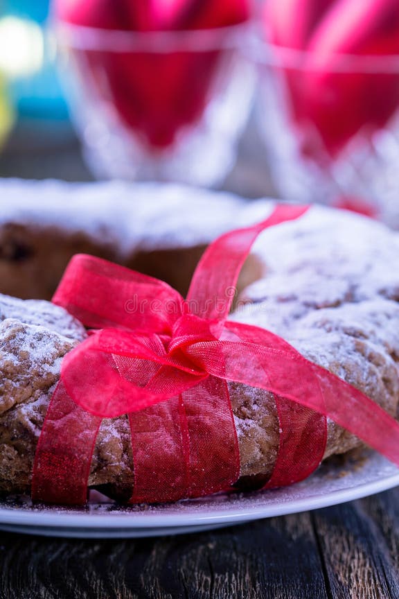 Ring cake with icing sugar stock photo. Image of bakery - 36401704