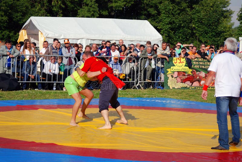 Ringkämpferkampf auf Ring redaktionelles bild. Bild von kampf - 73590155