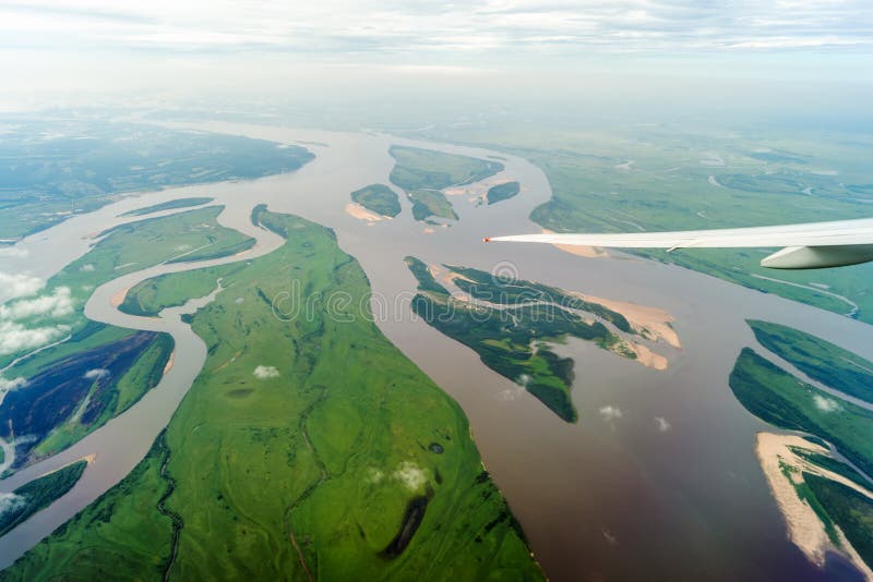 Rio Amur Da Janela De Um Plano Foto de Stock - Imagem de nuvem ...