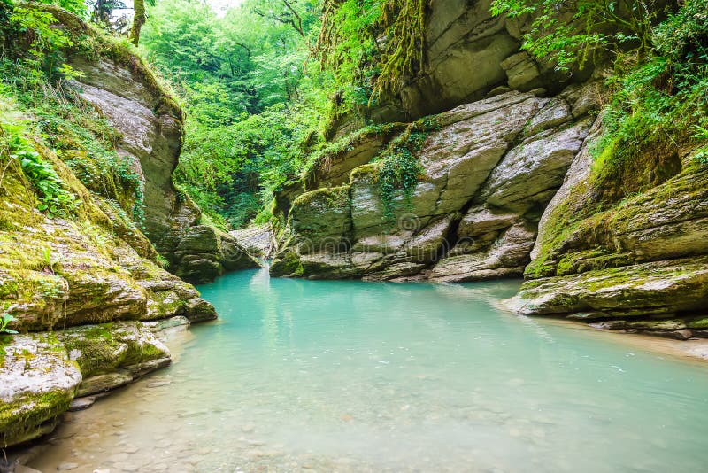 Rio azul no desfiladeiro imagem de stock. Imagem de ensolarado - 69706277