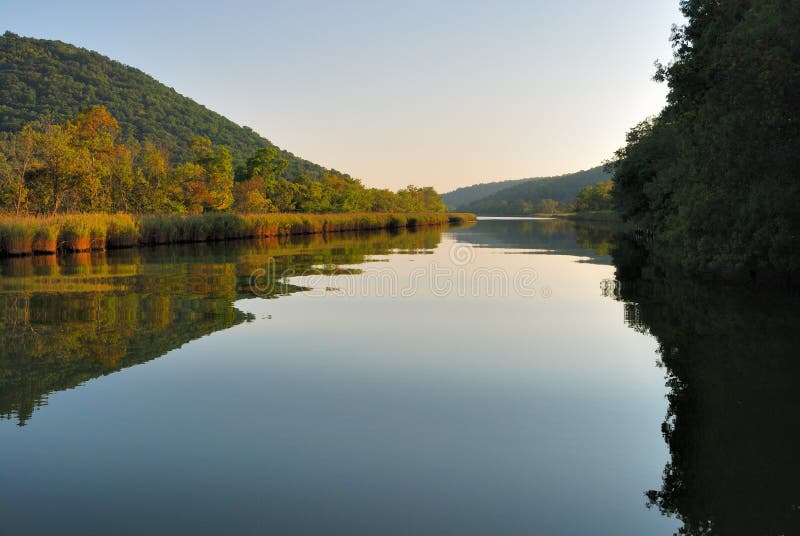 Rio calmo foto de stock. Imagem de amarelo, montanha, outono - 6164110