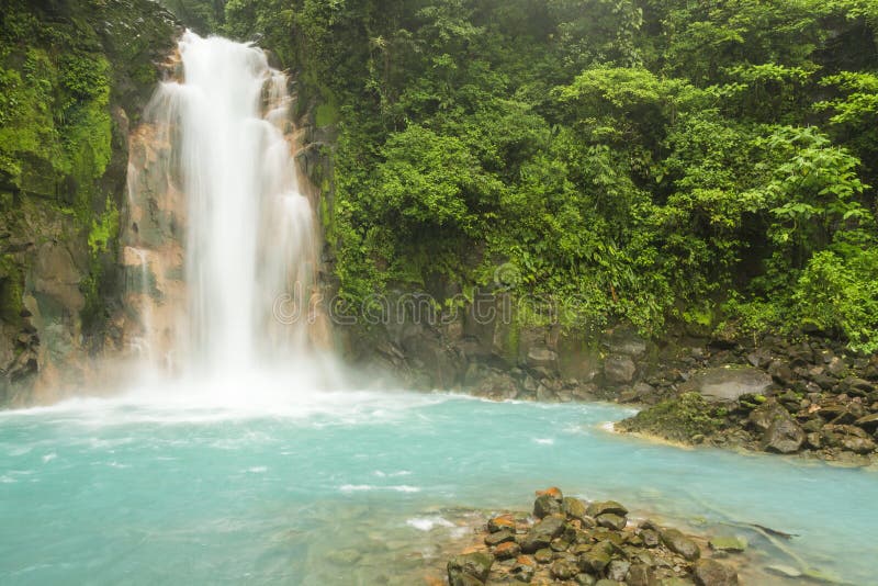 Rio Celeste Waterfall E Stagno Immagine Stock - Immagine di cadute ...