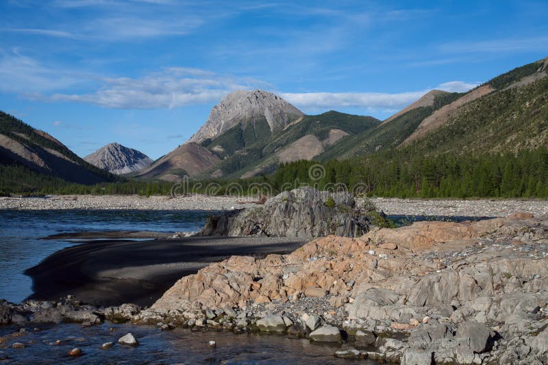 Rio Da Montanha Nas Costas Rochosas Imagem de Stock - Imagem de borda ...
