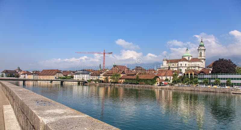 Rio De Aare E Catedral Do Ursus Do St Em Solothurn, Suíça Foto ...