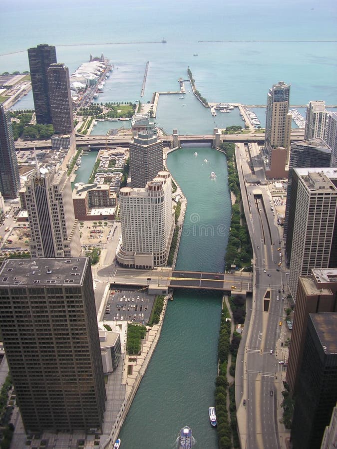 Rio Chicago Que Atravessa O Centro De Chicago Imagem de Stock - Imagem ...